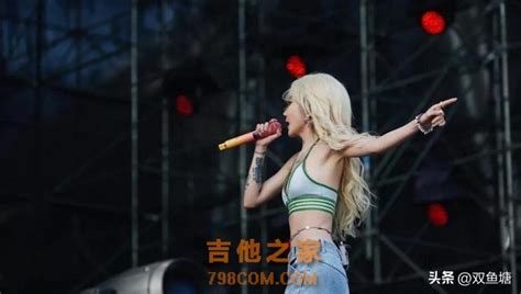 知名女歌手演唱到嗨激情四射，脱衣扔向观众，为什么兴奋喜欢脱衣 吉他歌手 吉他之家