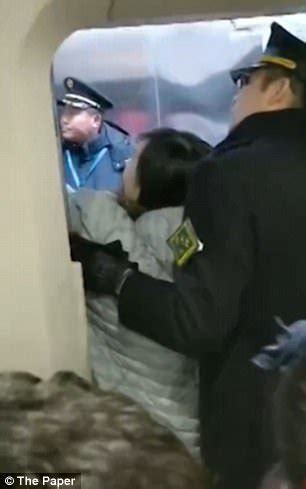 Wanita Di China Ini Memaksa Kereta Untuk Menunggu Suaminya Yang Telat Ada Ada Aja Ya