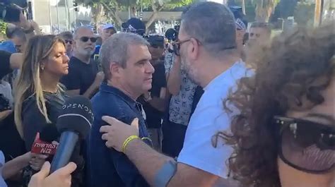 ביזיון גל הירש גורש בצעקות על ידי משפחות החטופים וואלה חדשות