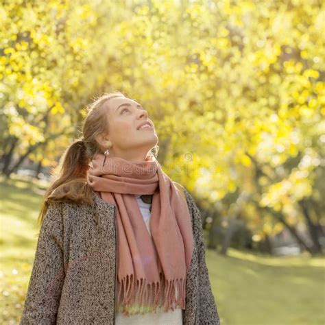 Hoja Hermosa De Autumn Woman Holding Yellow Maple Al Aire Libre