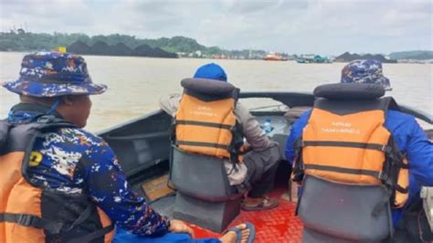 Perahu Pemancing Terbalik Diterjang Gelombang Di Sungai Mahakam