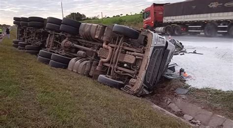 Motorista de carreta carregada calcário morre em acidente na Rondon