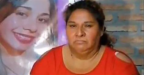Una Mujer Recorre Las Calles De Santiago Del Estero En Busca Del