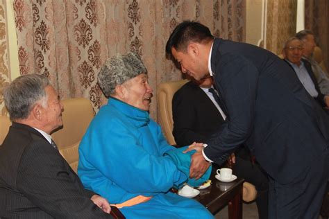 ДҮҮРГИЙН УДИРДЛАГУУД АРДЫН ИХ ХУРЛЫН ДЕПУТАТУУДЫГ ХҮЛЭЭН АВЧ ХҮНДЭТГЭЛ ҮЗҮҮЛЛЭЭ