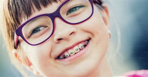 소녀 청소년 십대 이전 안경을 쓴 소녀 치아 교정기를 가진 소녀 치아 교정기와 안경을 쓴 젊은 귀여운 백인 금발 소녀 사진 Unsplash의 개념 이미지