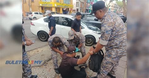 Pengemis Bertongkat Meronta Ronta Minta Dilepaskan BULETIN TV3 Malaysia