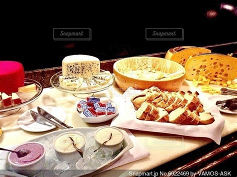皿の上に食べ物の皿を載せたテーブルの写真・画像素材 Snapmart（スナップマート）