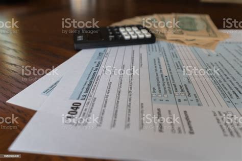 미국 세금 양식 및 세금 환급을 계산 하는 데 사용 하는 계산기 0명에 대한 스톡 사진 및 기타 이미지 0명