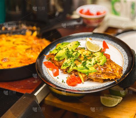 墨西哥食物恩奇拉达或卷饼盘