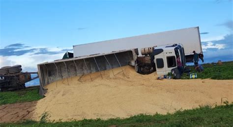 Carreta carregada de soja tomba na BR 163 em Nova Mutum Só Notícias