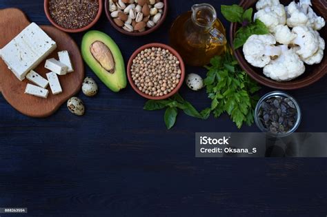 불포화 지방산 오메가 3견과류 두 부 아보카도 계란 콩 아마 호박 씨앗 콜리플라워 딜 식물성 기름 평면도 건강 식품을 포함 하는