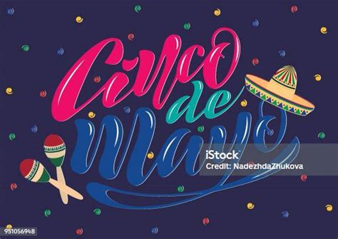 손으로 쓴된 텍스트 배너 로고 그림 엽서 메뉴에 대 한 휴일 친 코 데 마요 5 월 5 일에 대 한 질감 배경 멕시코 악기 마라 카스 모자 챙 넓은 모자 콧수염 다채로운