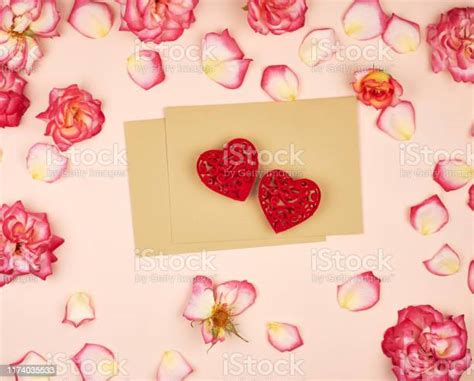 갈색 종이 봉투와 로즈 버드의 중간에 두 개의 빨간 조각 된 마음 0명에 대한 스톡 사진 및 기타 이미지 0명 결혼식 공란 Istock