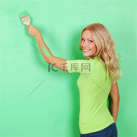 女人在墙上画画高清摄影大图 千库网