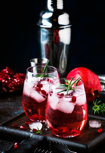 레드 칵테일 보드카 석류 주스 얼음 및 로즈마리 바 도구 블루 바 카운터 평면도 Gin Tonic에 대한 스톡 사진 및 기타
