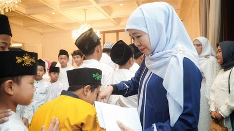 Foto Momentum Ramadan Khofifah Bersama Jurnalis Dan BAZNAS Kolaborasi
