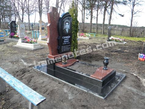 Комбинированный фигурный памятник с надгробными плитками Установлен в г Шепетовка