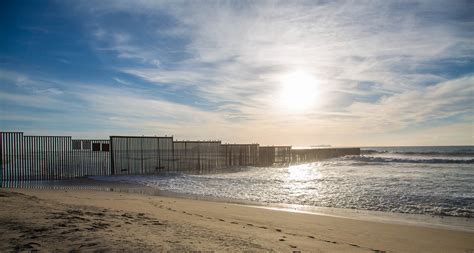 Construire un mur à la frontière États UnisMexique derrière le