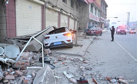 Watch China Earthquake Sends Diners Rushing Out Of Restaurant