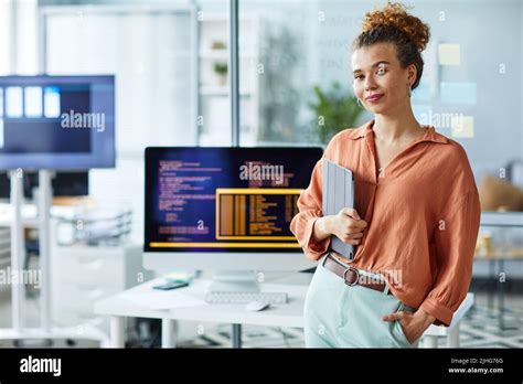Portrait d une jeune femme programmeur avec une tablette numérique