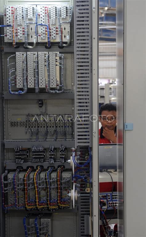 Produksi Panel Listrik Antara Foto