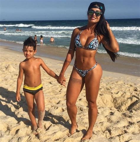 Aline Riscado Exibe Boa Forma Em Foto Ao Lado Do Filho