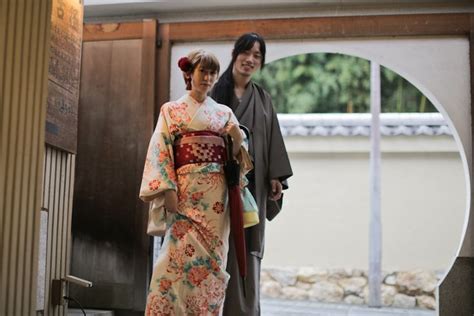 Street Style Kyoto The Art Of Wearing A Kimono Earth To Iris