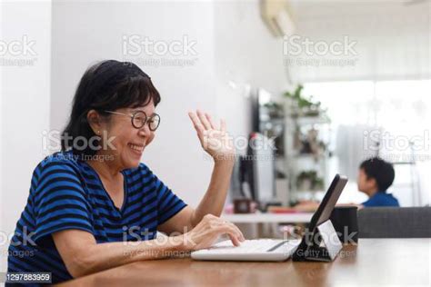 집에서 화상 통화를 하는 컴퓨터 태블릿을 사용하는 아시아 의 수석 여성 노인에 대한 스톡 사진 및 기타 이미지 노인 손자