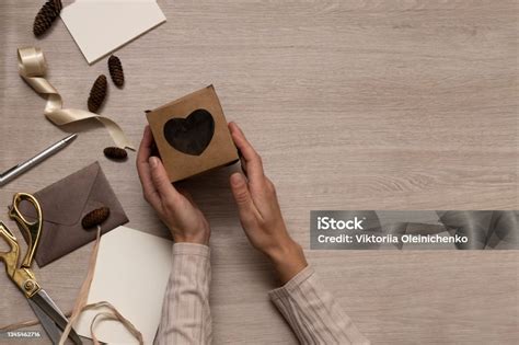 나무 책상 인사말 카드 가위 리본 콘 하트 모양의 골판지 상자를 들고 여자의 최고 보기 빈 공간 12월에 대한 스톡 사진 및 기타 이미지 Istock