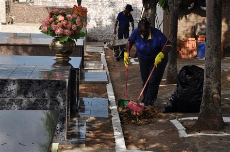 A Secretaria Municipal De Infraestrutura Está Concluindo O Serviço De