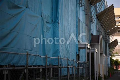 ブルーシートに覆われたマンション No 24934989｜写真素材なら「写真ac」無料（フリー）ダウンロードok
