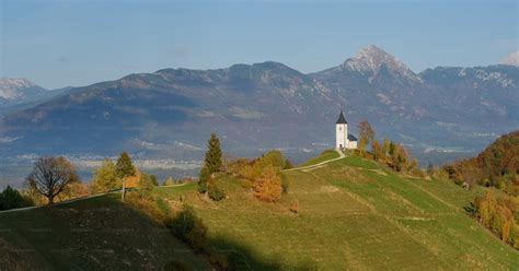 배경에 산이 있는 언덕 위의 교회 사진 Unsplash의 산 이미지