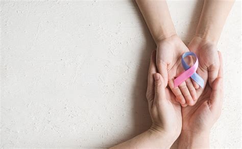 세계 갑상선의 날 청록핑크 블루로 갑상선암 인식 리본을 들고 있는 성인과 어린이 갑상선 문제 다낭성 질환 세계 암의 날 2명에