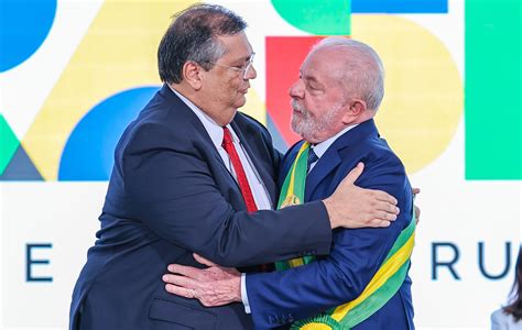 Lula afirma que Dino é vítima de fake news ataques plantados