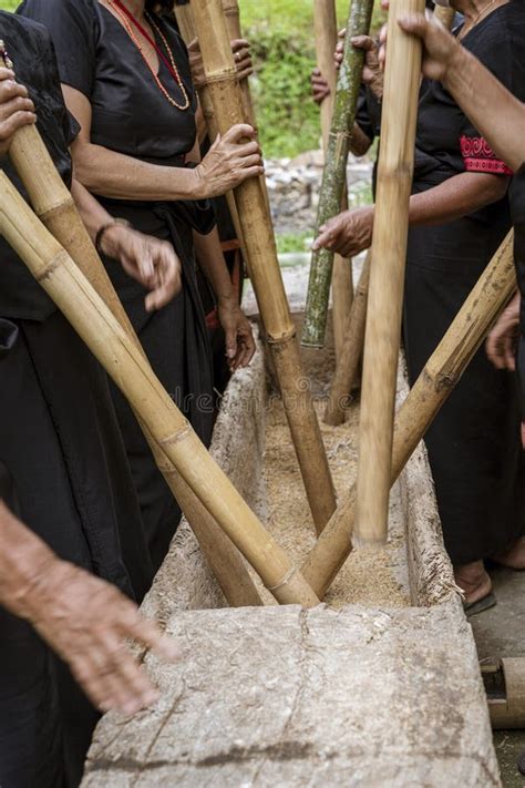 Java Indonesia June 13 2022 Woman Play Music While Pounding Rice
