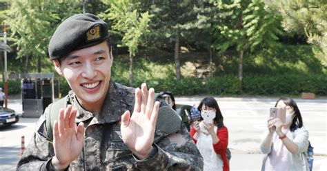 팬들과 인사 나누는 강하늘