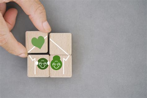 노인 의료 요양원 건강한 조부모 웰빙 웰빙 은퇴 개념 복사 공간을 포함한 나무 큐브 블록에 녹색 하트 아이콘이 있는 집 안의