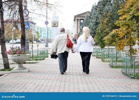 Feliz Pareja De Adultos Mayores Adultos Mayores Con Clase Caminando
