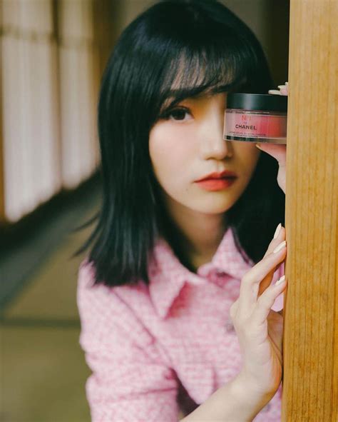徐琁さんのインスタグラム写真 徐琁instagram「出國必帶！！！ 在不同的天氣下要讓皮膚保持在好的狀態真的很難 這次帶了跟上次一樣