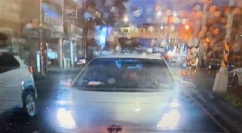 情侶車內忘情玩親親 親上加親！下秒撞上前車超級糗 社會 中時