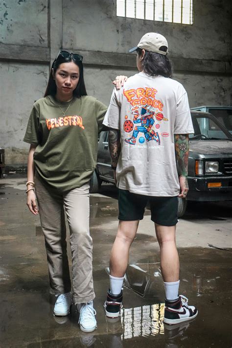 실내 거리 스타일 다이나믹한 도시의 모델 문신 문신 예술 문틴 루파 문화 물웅덩이 밀레니얼 세대 반바지 반사 빈티지 자동차 산업의 세대 Z