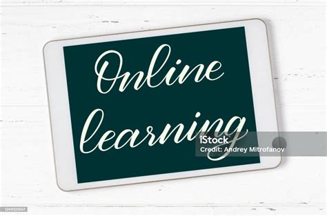 온라인 학습 태블릿에 손으로 쓴 비문 어린이를위한 거리 훈련의 개념 흰색 나무 배경 0명에 대한 스톡 사진 및 기타 이미지 0명 가상현실 가정 생활 Istock