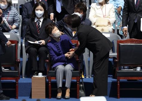 선글라스 쓴 박근혜 윤석열 대통령 취임식 참석 뉴시스pic 파이낸셜뉴스