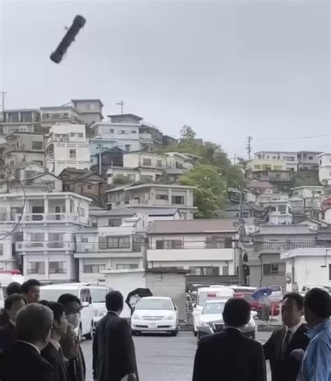 日相岸田遇襲更多畫面曝光 目擊者拍到爆裂物落地瞬間 國際大社會 國際 世界新聞網