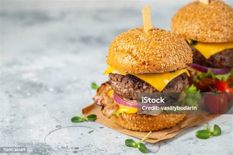 Satu Set Burger Daging Sapi Bacon Keju Selada Dan Tomat Lezat Buatan