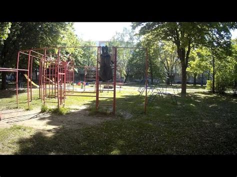 Дедушка в 65 лет выполняет статический уголок на шведской стенке. - YouTube