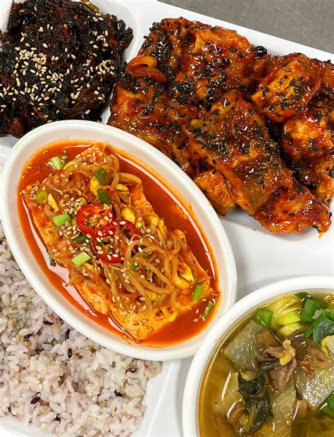 영양사 이소연 ෆ̈ 마늘수육 And 종가집 보쌈김치 And 새우젓 And 해우막국수 And 야채쌈 And 쌈장 And 청양고추 And 시금치된장국 👩🏻‍🍳 D 1 막바지 힘내시라는 의미로 응원