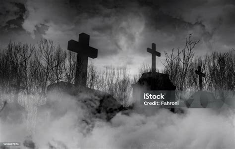 할로윈 데이 개념입니다 어두운 하늘이 있는 밤에 묘지나 묘지 유령의 묘지 으스스하고 소름 끼치는 매장지 묘지의 공포 장면 장례식 개념입니다 할로윈 날 배경입니다 공포