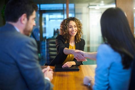 Nail Your Answers To Top Financial Analyst Interview Questions