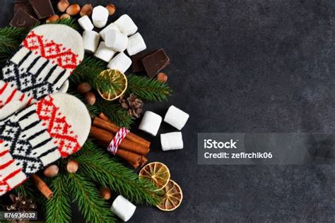 검은색에 핫 초콜릿을 위한 재료입니다 따뜻한 겨울 음료입니다 새 해 복 많이 받으세요 그리고 즐거운 성 탄입니다 12월에 대한